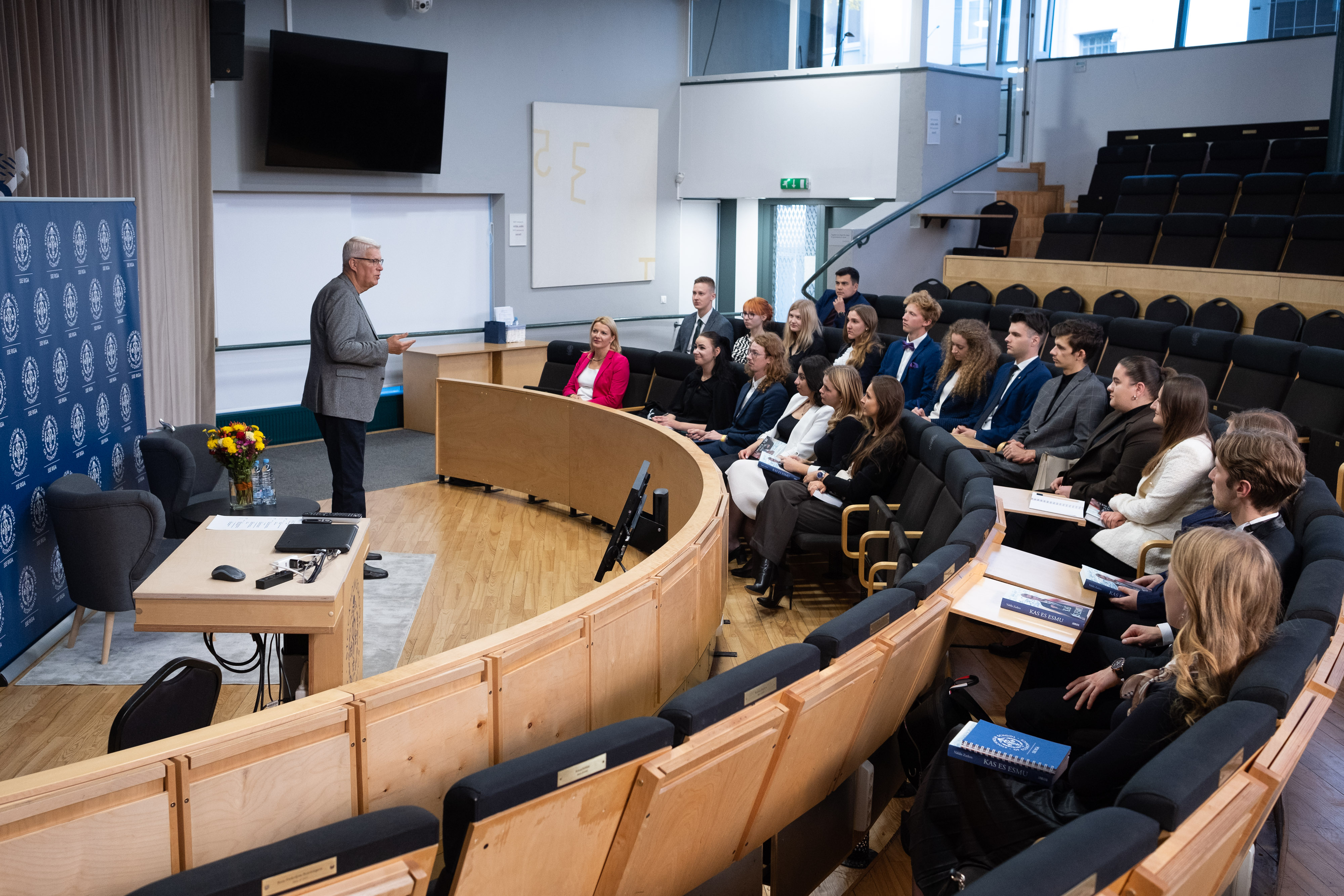Valdis Zatlers, a former president of Latvia, meets with the students ...